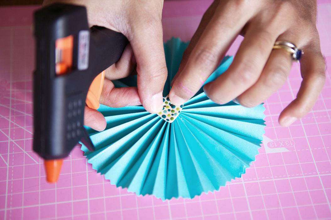 DIY Tutorial Pretty Paper Fans Rock N Roll Bride DIY Tutorial Pretty Paper Fans Rock N Roll Bride
